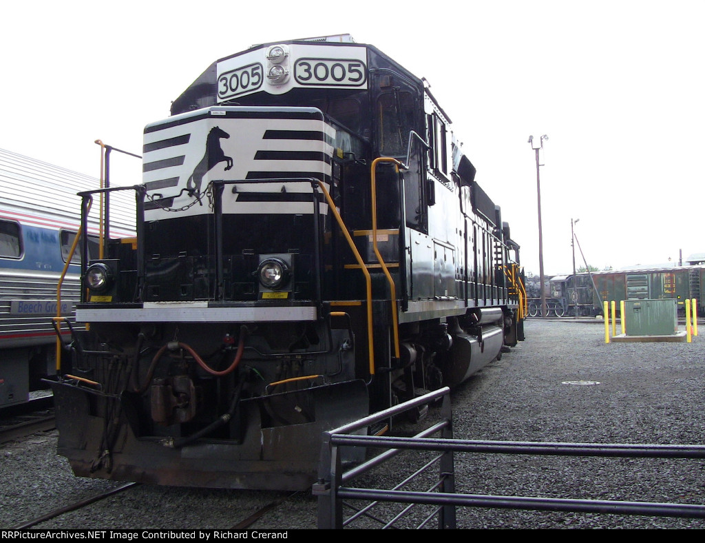 GP40-2 3005 at Railfest 2011
